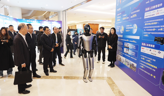 前沿观察：MagicLab人形机器人承担展会迎宾讲解服务_巴适财经